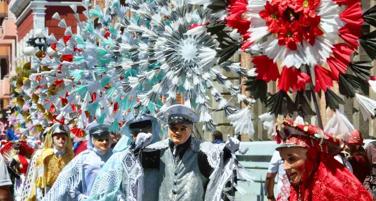 Desfile de Huehues 2025 en Puebla reúne a 600 danzantes